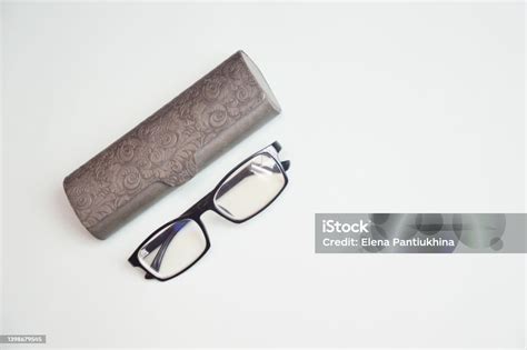 시력 교정을위한 안경과 흰색 배경에 회색 케이스 광학 안과학 텍스트를위한 여유 공간 0명에 대한 스톡 사진 및 기타 이미지 0명 개성 개념 개인 장식품 Istock
