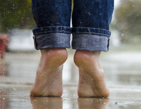 5 Natural Ways To Cure Stinky Feet Your Guide To Freshness Skunk Skin