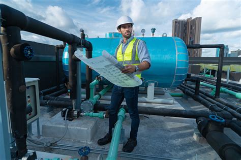 산업 냉수 팬 코일 단위 에어컨을 점검하는 엔지니어는 공기 시스템을 제어하는 대형 산업 건물의 물 냉각탑 공기 냉각기 Hvac 시스템입니다 Stem 주제에 대한 스톡 사진