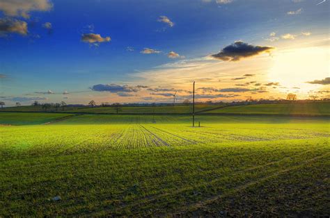 Обои солнечный свет зеленое поле небо от Photomonstr картинки на рабочий стол и заставки