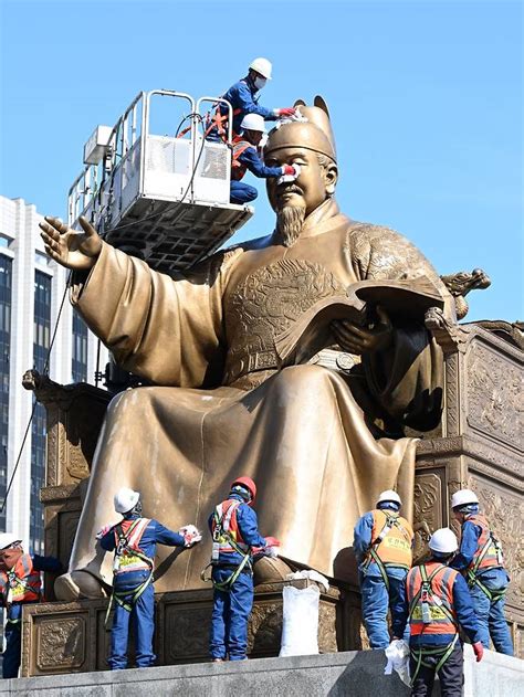 ‘대왕님 흥 하세요…묵은때 벗는 세종대왕 동상