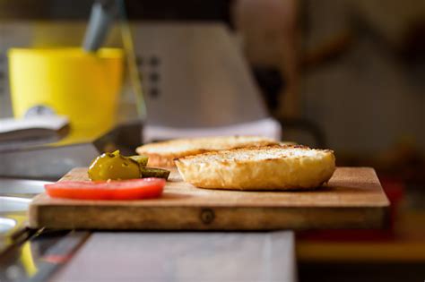 구운된 쇠고기 스테이크 양상추 치즈 토마토 양파 바베 큐 소스 꿀 겨자와 함께 맛 있는 수 제 맥시 햄버거 만들기 피 클 갈색에 대한 스톡 사진 및 기타 이미지 Istock