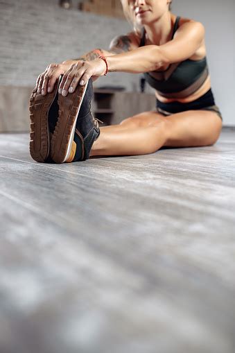 체육관에서 스트레칭 스포츠 의류에 예쁜 금발의 젊은 슬림 여자의 클로즈업 사진 건강한 생활방식에 대한 스톡 사진 및 기타 이미지 건강한 생활방식 관능 금발 머리