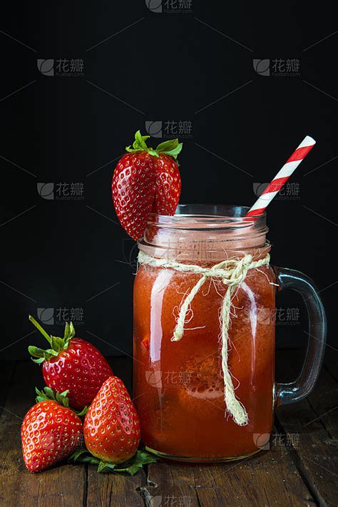 玻璃罐里的草莓奶昔