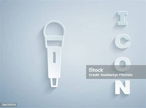 회색 배경에 격리된 용지 절단 마이크 아이콘입니다 공기 라디오 마이크 마이크에 스피커 기호입니다 종이 아트 스타일 벡터 3차원 형태에 대한 스톡 벡터 아트 및 기타 이미지