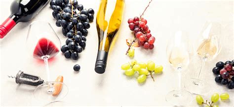 회색 콘크리트 배경 평면도 복사 공간 위에 안경과 코르크 마개에 빨간색과 흰색 와인의 플랫 레이 와인 바 와이너리 와인 혐오감 개념 0명에 대한 스톡 사진 및 기타 이미지