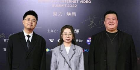 呼兰晒与鸟鸟毛豆红毯合照 自侃是“罚站三人组”手机新浪网