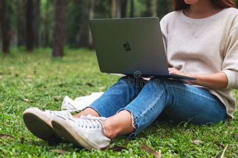 Man Using Macbook Pro Retina Editorial Stock Photo Image Of Screen Internet 37453543
