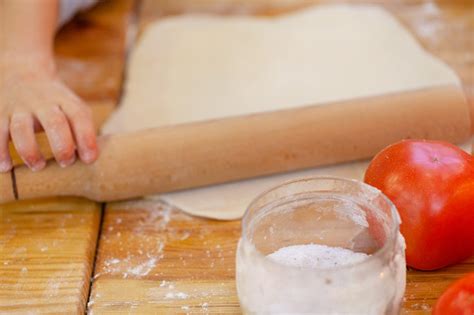 아이들이 피자를 요리 어린이 의 사진은 이탈리아 음식을 요리 손을 마스터 클래스에서 아이들이 피자를 요리하는 과정 가정 주방에 대한 스톡 사진 및 기타 이미지 Istock