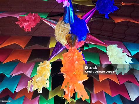 색종이로 덮인 점토 또는 판지 냄비로 만든 멕시코 파티 피냐타 과일과 과자가 들어있는 7 개의 스파이크가 생일이나 크리스마스에