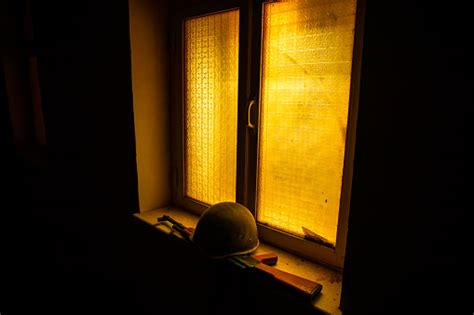 러시아와 우크라이나 사이의 전쟁의 개념 적 사진 우크라이나와 러시아는 밤에 창턱에 플래그 창문이있는 오래된 소름 끼치는 방