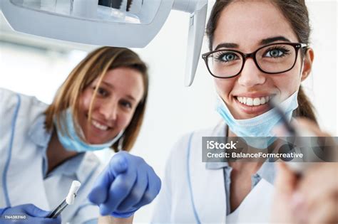 치과 진료소에서 환자 치아를 검사하는 두 명의 여성 치과 의사 치과에 대한 스톡 사진 및 기타 이미지 치과 성공 치과 의사 Istock