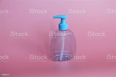 분홍색 배경에 파란색 병 1 개 디스펜서가 있는 화장품 용 병 단열재에 대한 스톡 사진 및 기타 이미지 단열재 러시아 메이크업 화장품 Istock