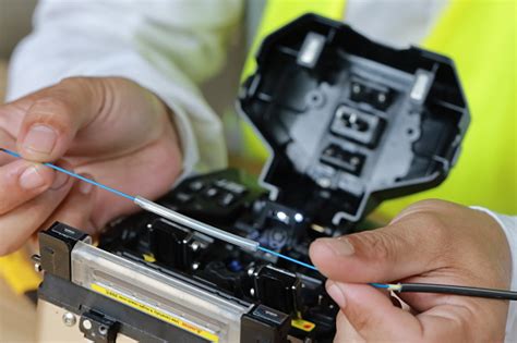 광섬유 융합 접합 케이블 인터넷 신호 및 광섬유 융합 접합 기계 일에 있는 광섬유 케이블 스플라이스 기계를 가진 철사 연결 전기공에 대한 스톡 사진 및 기타 이미지 Istock