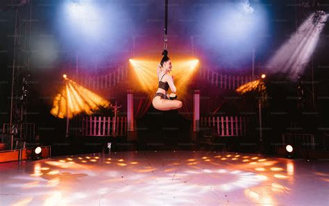 밧줄에 거꾸로 매달려 있는 여자 사진 Unsplash의 보이다 이미지