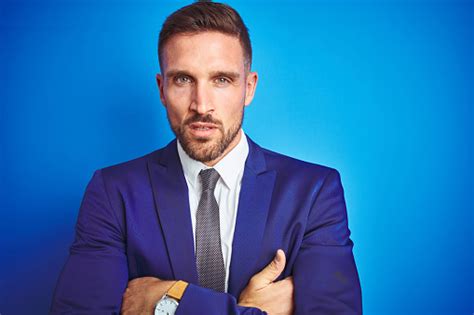 파란색 고립 된 배경 회의적이고 긴장한 얼굴을 교차 팔로 거부하는 표정을 통해 젊은 잘생긴 사업가의 사진을 클로즈업하십시오 부정적인 사람 감정에 대한 스톡 사진 및 기타