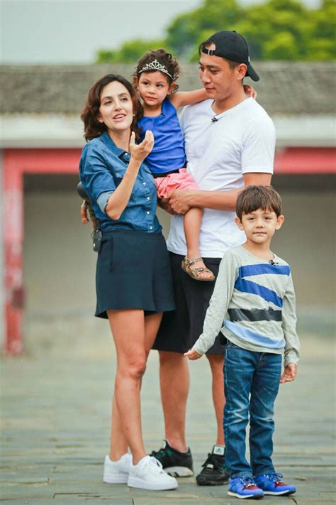 刘烨妻子安娜不再低调！简约黑白配穿得优雅大气，40岁越发有品位