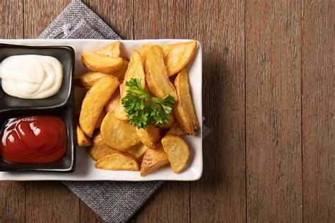 튀김 감자 케첩 소스가 있는 프렌치 프라이와 나무 테이블 배경에서 Mayonese 평면도 건강한 식생활에 대한 스톡 사진 및 기타 이미지 건강한 식생활 그릇 기름기