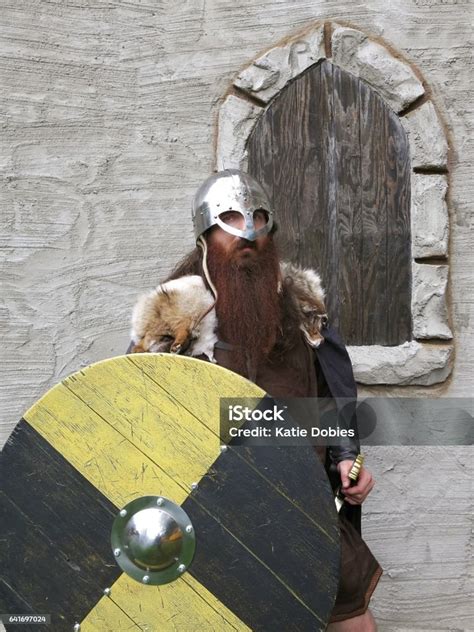 중세 북유럽 바이킹 전사 정통 펠트 시대 의상 남자 수염 건물 정면에 대한 스톡 사진 및 기타 이미지 건물 정면 검투사 긴 머리 Istock