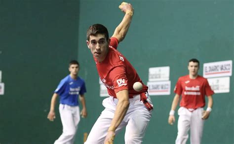 Aingeru De La Fuente Se Entrena Con Jokin Altuna Y Julen Martija En El