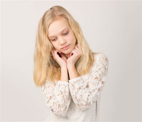 Красивая подростковая белокурая девушка с длинными волосами Стоковое