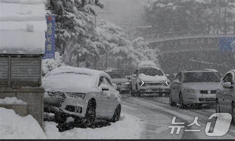 킹콩타이어 최대 25cm의 폭설이 온 7일 충북에는 17건의 안전 신고가 소방당국에 접수됐다 충북소방본부 등에 따르면 이날 오전 5시 29분쯤 충북 음성군 중부내륙고속