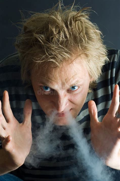 Hombres Jovenes Enojados Foto De Archivo Imagen De Odio