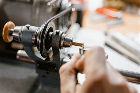 공예 금관악기 금속 금속 가공 기계 기계 부품 기계공 기술적 능력 다이얼 게이지 도구 도구 작동 부품 산업의 상세한 작업 선반 선반 도구 세부