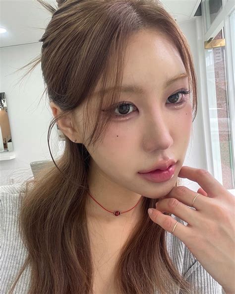 부천미용실 로와이 세인 원장 레이어드컷 허쉬컷 긴 기장은 유지하면서 볼륨 살리고 싶을 땐 레이어드컷 🤍 층이 많이 난 디자인으로 꼭 마무리 스타일링을 해주셔야 이쁘답니다