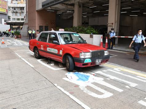上环六旬妇捱的士撞拖行20米送院后不治 警拉的士司机 星岛日报