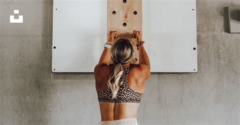 나무 기둥을 들고 있는 여자 사진 Unsplash의 무료 체육관 이미지