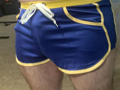 Who Wears Short Shorts This Guy Scrolller