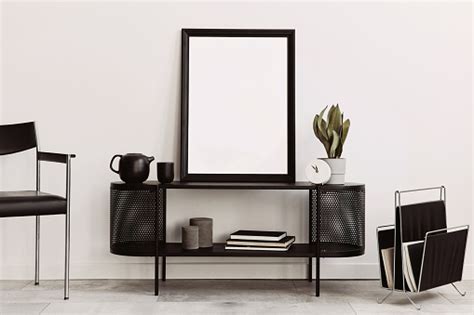 블랙 스타일리시 한 Commode 의자 모의 포스터 프레임 램프 책 장식 및 홈 장식에 우아한 액세서리와 현대적인 거실의 인테리어 디자인 템플렛 0명에 대한 스톡 사진 및