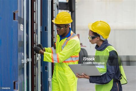화물 컨테이너 선적화물화물 선에서 노트북 오픈 컨테이너 상자 문 확인 제품을 창고 물류 직원 2명에 대한 스톡 사진 및 기타 이미지 Istock