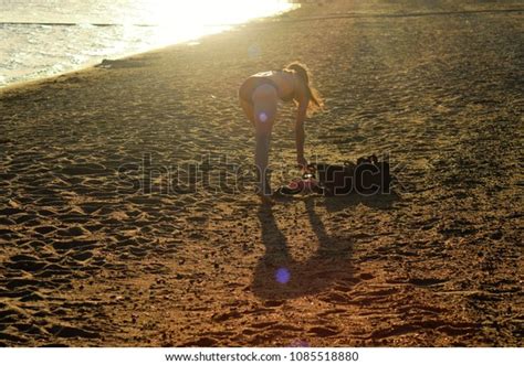 Girl Bending Over Beach Foto De Stock 1085518880 Shutterstock
