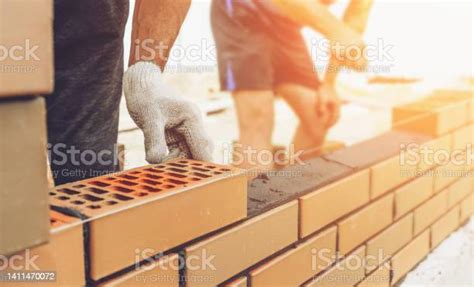 벽돌을 놓는 노동자 또는 석공 손이 가까이에 있습니다 벽돌 레이어는 벽돌 행에서 작동합니다 건설 현장의 벽돌 공사 벽돌공에 대한 스톡 사진 및 기타 이미지 Istock