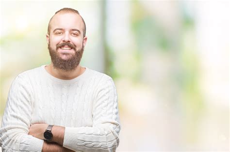 이상 겨울 스웨터를 입고 젊은 백인 Hipster 남자와 함께 웃 고 행복 얼굴 넘어 무기는 카메라 보고 배경 고립 긍정적인 사람입니다 겨울에 대한 스톡 사진 및 기타