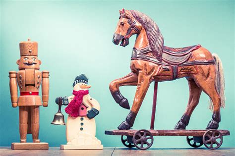 레트로 골동품 크리스마스 나무 말 바퀴 장난감 징 글 벨와 호두 까 기 인형 오래 된 눈사람에 휴일 인사말 카드 개념입니다 빈티지 Instagram 스타일 필터링 된 사진