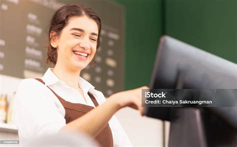 아름다운 백인 바리스타 여자 행복 커피 바에서 계산원 화면에 커피 주문을 만들기 위해 바 카운터에 대한 스톡 사진 및 기타 이미지 바 카운터 여자 카페테리아 Istock