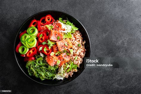 현미 송어 또는 연어 등심 Chuka 해 초 샐러드 참 깨 및 신선한 채소를 어두운 배경 평면도 복사 공간 건강 한 음식 동향의 찜 그릇 0명에 대한 스톡 사진 및 기타