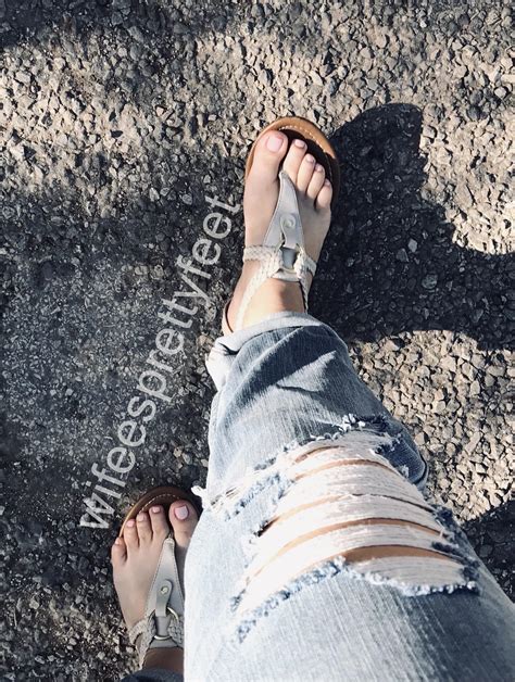 Mom Jeans And Feet Scrolller