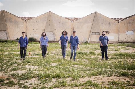 Oded Weiss עודד ויס אינדי שדרות הנה אנחנו מגיעים מתרגשים ברמות של מפעל טקסטיל להופיע