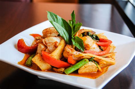 매운 해산물 볶음된 요리 새우 홍합 가리비 오징어 게살 생선 공 죽순 녹색 콩 바 질 잎과 가지와 레드 카레 볶음 죽순에 대한 스톡 사진 및 기타 이미지 Istock