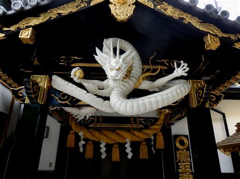 屋根の上の黒龍は以前紹介しているが 祈祷所の鴨居に白龍が設置されたので写真を添付しておく この白龍はなかなかいい感じだと思う 黒龍と共に