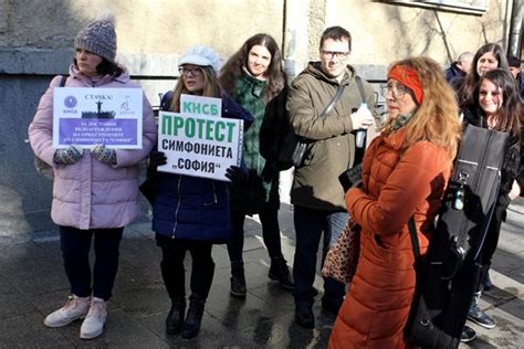 Актьори и служители в общинските театри в София излязоха на протест