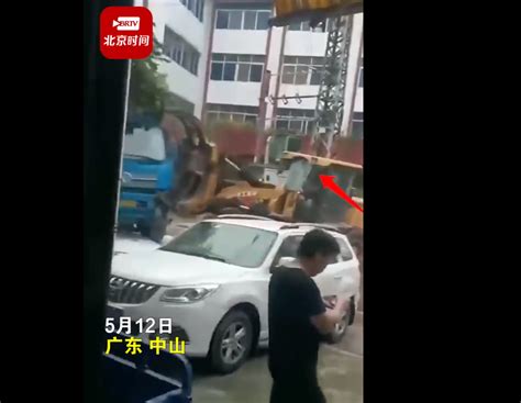 广东一男子开铲车见人就冲见车就撞，警方回应：司机已抓获，受伤情况正在统计北晚在线