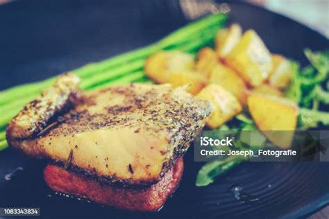 팬그을린 바다 농 어 버려 발사믹 샐러드와 허브 버터 그을린 감자 수 제 삼발에 던져 0명에 대한 스톡 사진 및 기타 이미지 0명 고급 요리 레스토랑 Istock