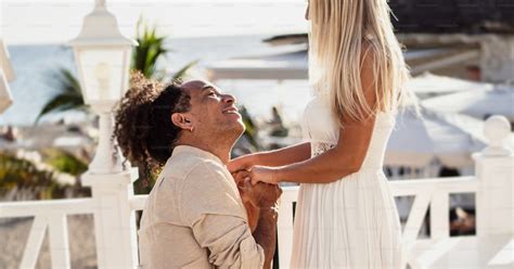 해변에서 아름다운 여자에게 프로포즈를 하는 행복한 남자의 로맨틱한 장면 실제 사람들의 라이프 스타일 사랑 다민족 커플 사진 Unsplash의 바닷가 이미지