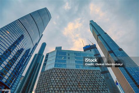 우울한 하늘을 배경으로 현대적인 기업 건물의 꼭대기 고층 건물과 고층 빌딩 모스크바 국제 비즈니스 센터 러시아 아래에서 위로