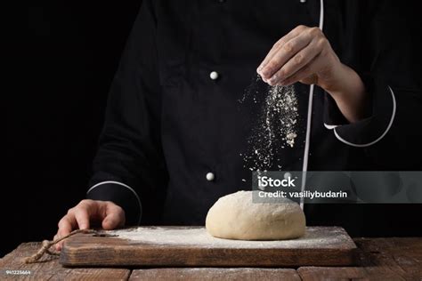 요리사 손 원시 반죽에 체를 사용 하 여 조리 과정에 따르는 가루 파우더 빵에 대한 스톡 사진 및 기타 이미지 빵 파스타 요리사 Istock